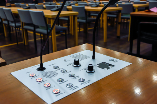 Shure DIS DCS 6000 und Q-Sys im Frankfurter Landgericht